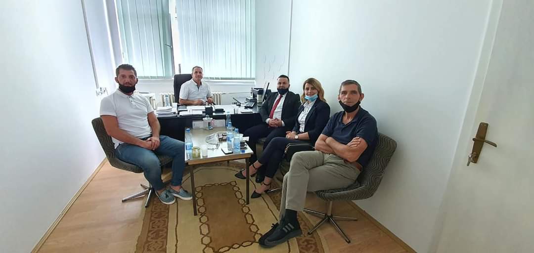 Ramadani viziton shkollat në gjuhën shqipe - FOLonline